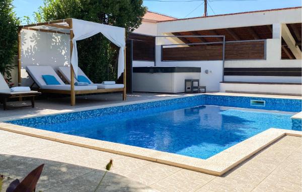 Cozy Home In Okrug Gornji With Sauna - Okrug Gornji