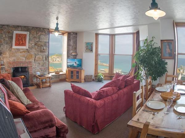 Huer's Watch A Beautifully Presented Private Apartment With Far Reaching Views Over St Ives Harbour And Bay And Free Onsite Parking For Larger Groups Book Along With Our Connecting Two Sister Apartments - St Ives
