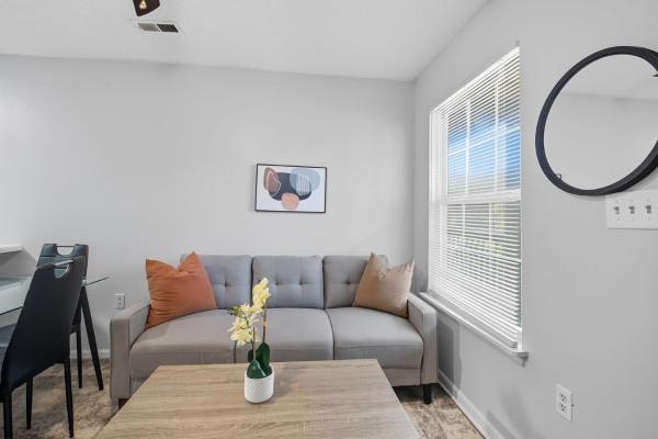 Cozy Contemporary Stay I Pool & Gym I Free Parking - Fayetteville, NC