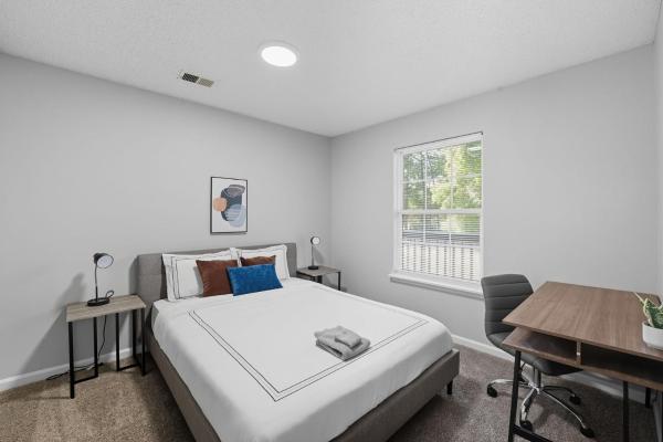 Near Fort Liberty Modern 1br I Free Parking I Gym - Fayetteville, NC