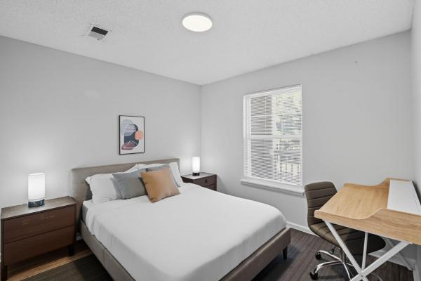 Fayetteville Bright & Chic Suite I Onsite Parking - Fayetteville, NC