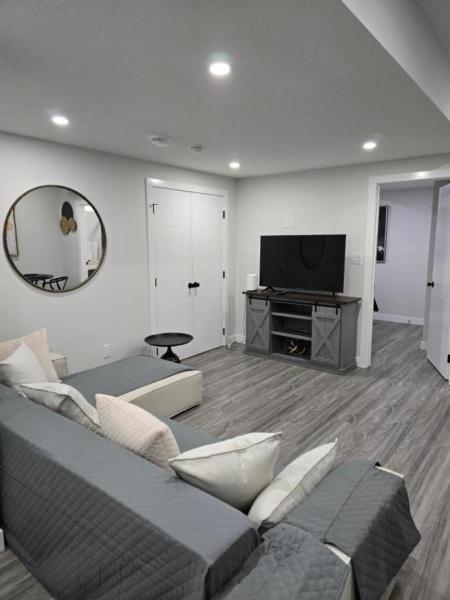 The Willow Nest Lower Suite-2 Rooms - Calgary