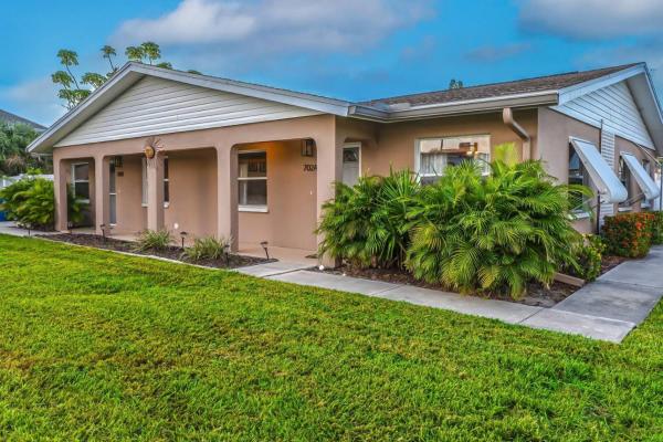 Waterfront Duplex, Walk To The Beach - Venice Beach, FL