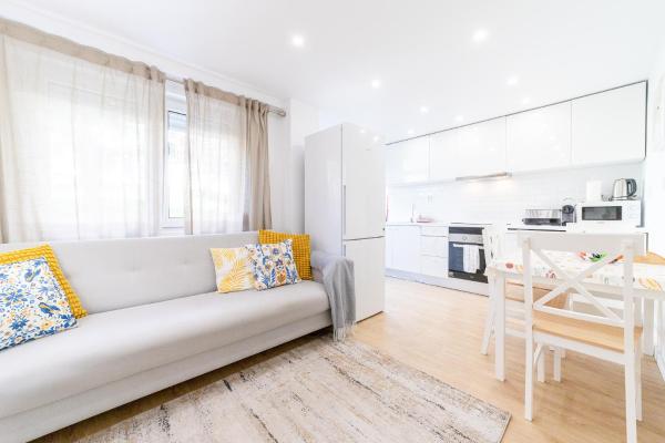 Artistic 2-bedroom Apartment With Courtyard - Ajuda