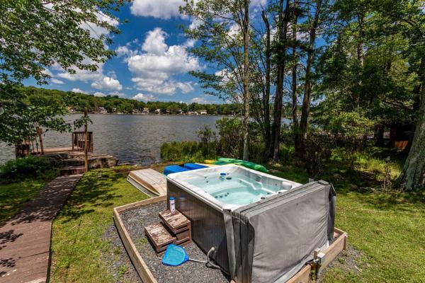 Water Front Dream Hot Tub Fire Pit King Bed - Tobyhanna, PA