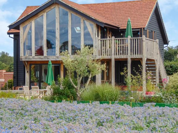 Country Escape At The Granary - Colchester Zoo