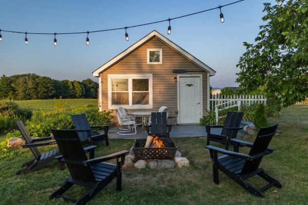 Vineyard View Farmhouse Fire Pit Game Room - ハモンズポート, NY