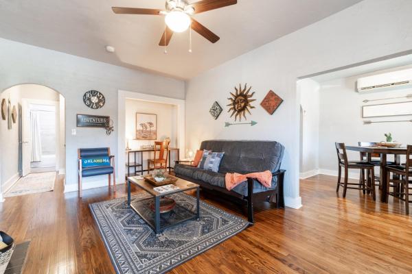 The Cozy Chickasha, Fiber Wifi, Washer & Dryer, Near Dt Chickasha & Leg Lamp! - Oklahoma