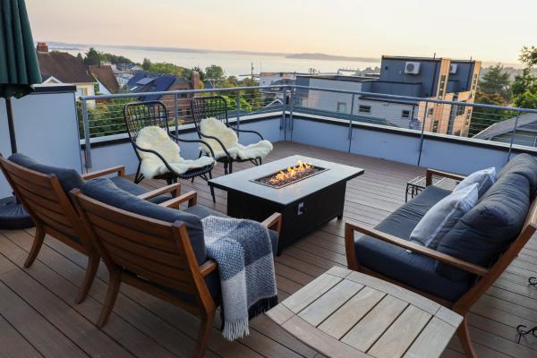 Modern Studio With Rooftop Deck And Sunset Views - Seattle, WA