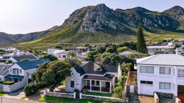 Mountainside Family Beach House - Pet Friendly - Hermanus
