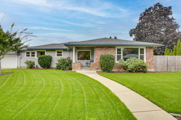 Willamette Valley Family Home W/ Fenced Yard - Albany, OR