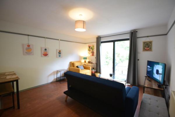 Stylish 1br Retreat With Garden And Rustic Kitchen - Manchester