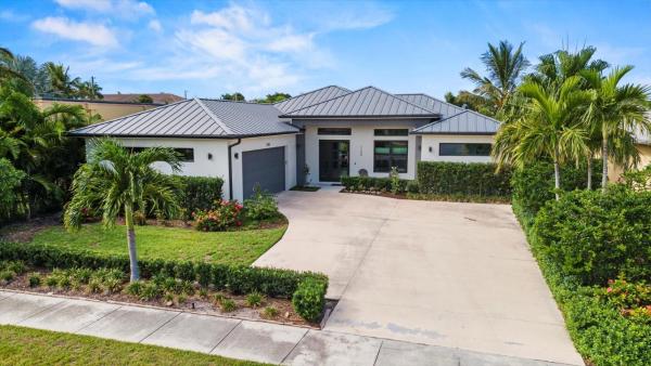 Luxurious & Tropical 3-bedroom Coastal Pool Home - Fort Pierce, FL