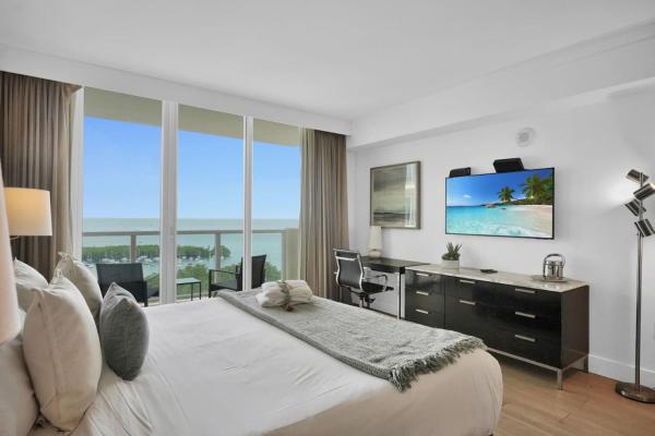 Modern Comfort Steps From The Ocean Breeze - Coral Gables, FL