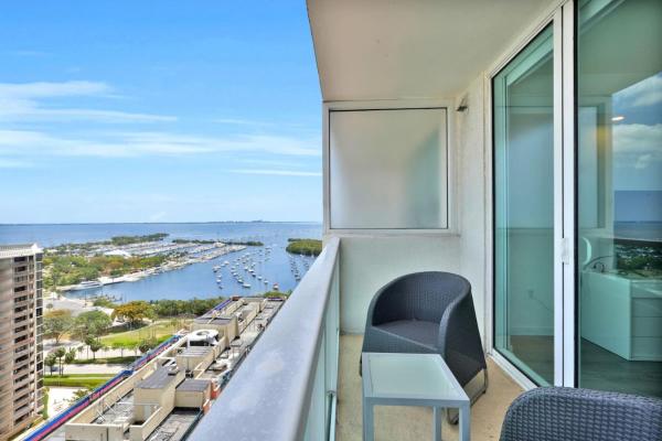 Grove Escape-ocean Glimpse - Miami