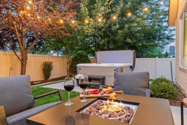 Hot Tub Firepit Game Garage Sleeps 14 - Boise