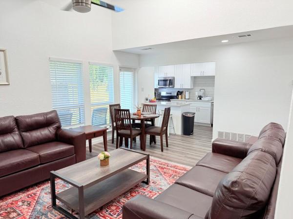 Arlington Entertainment District Home Purple Door - Arlington, TX