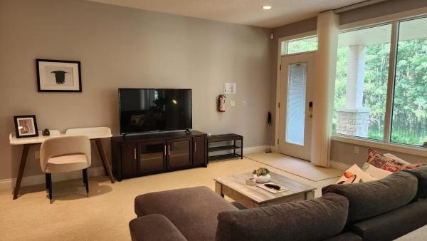 Peaceful & Cozy Retreat By The Park - Calgary