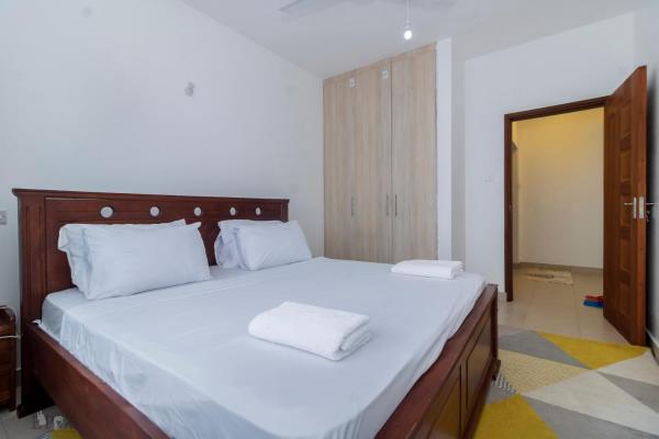 Exquisite One Bedroom Apartment With A Roof Top Pool And Seaview, Less Than 3min Walk To The Beach - Mombasa