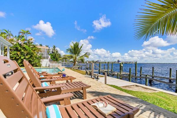 Dive Into Fun & Tropical Vibes At Beach Retreat - Coral Beach Dream - Sanibel Island, FL