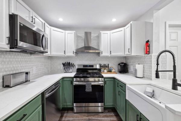 Private Hot Tub King Beds 1 Block From Butler - Pittsburgh, PA