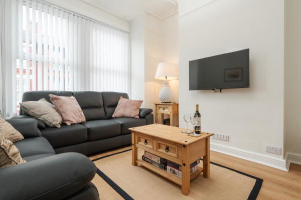 Franks House, 3 Bedroom In Liverpool - Sleeps 5, Newly Refurbished - Long Stays Welcome, Free Parking - Liverpool, UK