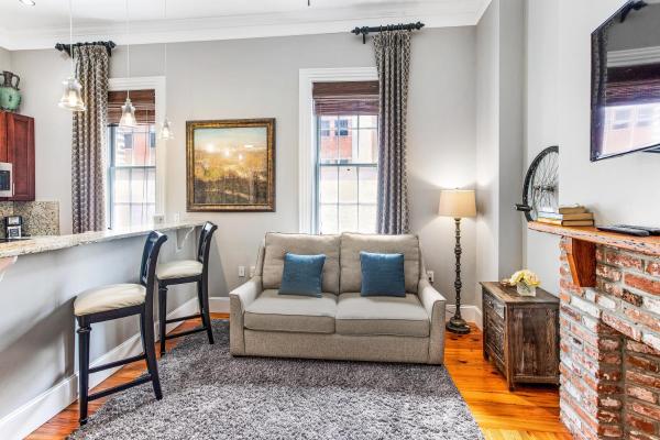 Suites At Bay 3a - William Sewell Jr. Suite By Lucky Savannah - Savannah, GA