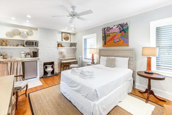 Red Door Hideaway By Lucky Savannah - Savannah, GA