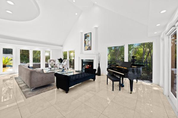Private 5 Bedroom 6 Bathroom Encino Estate With Pool And Jacuzzi - Northridge - Los Angeles
