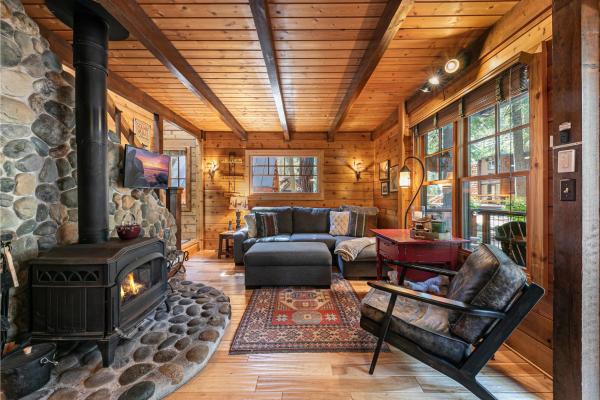 Classic Cabin In The Pines By Tahoe Getaways - Walk To Lake, Pet-friendly 3 Br W Yard & Hot Tub! - Tahoe City, CA