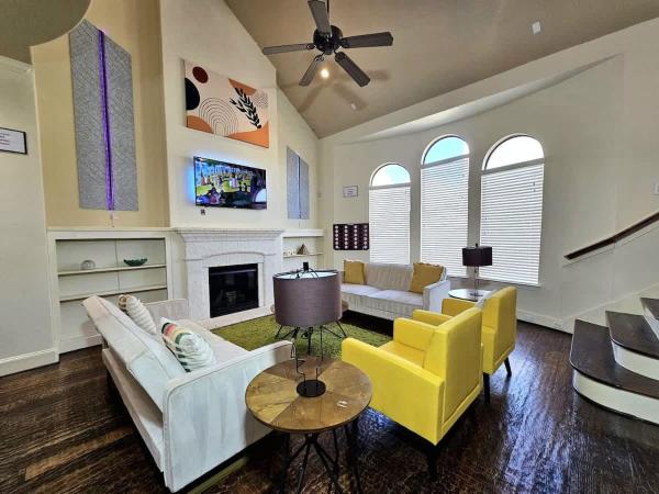 Bright & Stylish Galleria Stay Sleeps 8 - Houston, TX