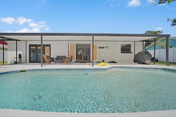 Relaxing Coastal Pool Home 10 Min To The Beach Pets Stay Free - Flagler Beach, FL