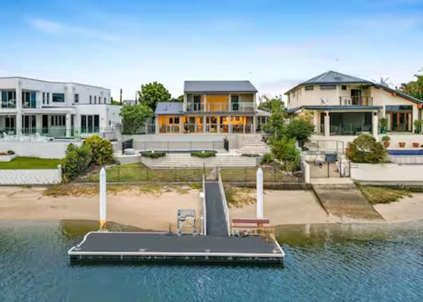 Sorrento Waterfront Retreat & Pool - Gold Coast