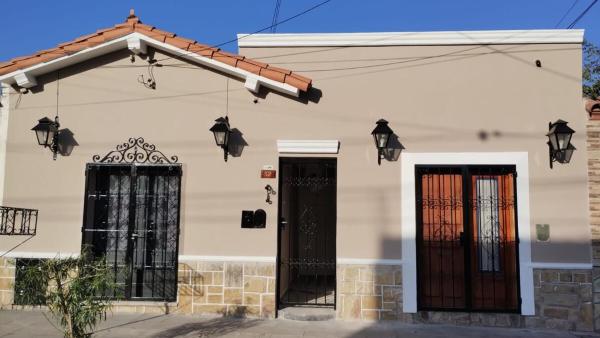 Casa Alojamiento Con Jardín Y Cochera - Salta