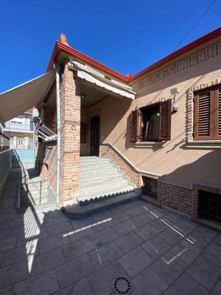 Villa Luarasi - Korçë