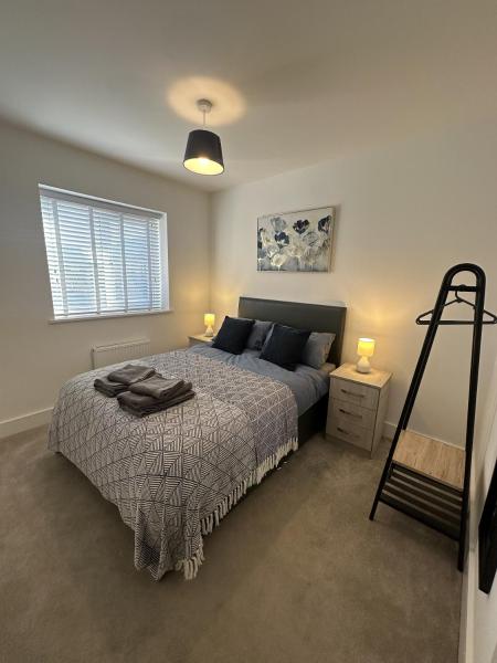 3 Bed Home With Parking For Business & Family Stays In Stafford - Stafford, UK