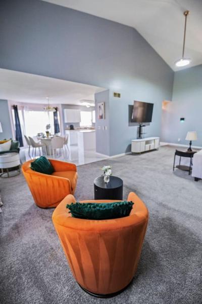 Modern Comfort Loves Park - Stylish 3br Getaway - Rockford, IL