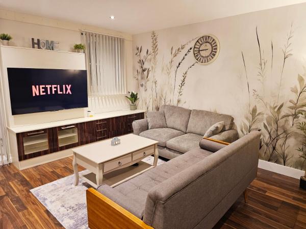 Spacious 2-bedroom Flat, Edgware London - Watford