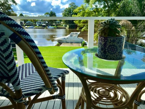 Duckys Lodge A Cozy Absolute Waterfront Retreat - Newcastle