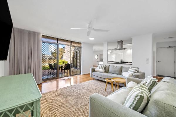 Hacienda Apt 2- Waterfront Escape On The Canal - 물루라바