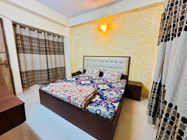Shree Dhaam Vrindavan Luxury Apartment Near Premanand Maharaj Marg & Prem Mandir - Vrindavan