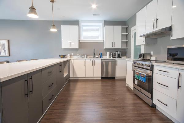 Spacious Walkout Garden-level Luxe Kitchen - Halifax