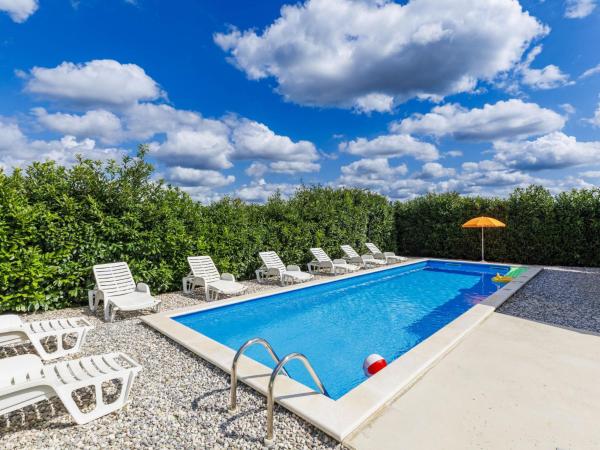 Holiday Home With Pool In Višnjan - Croatie