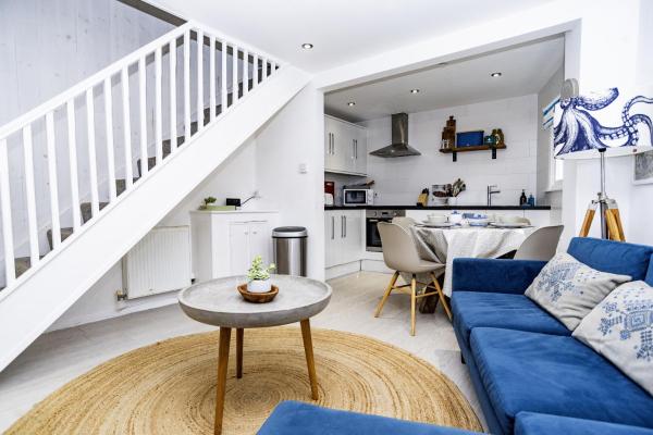 St Ives Holiday Cottage With Parking – Coastal Retreat - St Ives