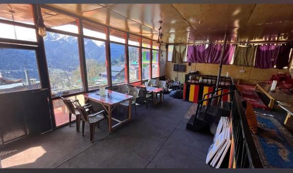 Iris Cafe And Cozy Stay - Tosh