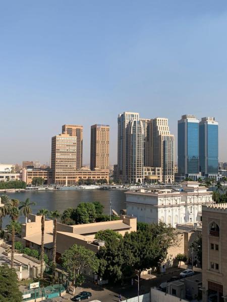 شقة فندقية بإطلالة رائعة على النيل بالزمالك 3 نوم 3 حمام - El Cairo
