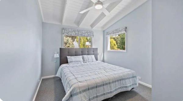 Beautiful Hill Side House - Riverside