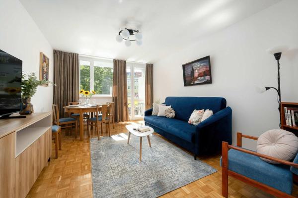 Blue Two Bedroom Apartment In Wrocław With Desk, Bathtub And Balcony By Noclegi Renters - Wrocław