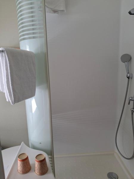 Chambre Privée Avec Lit Double Et Sanitaires Et Tv Mural - Morges