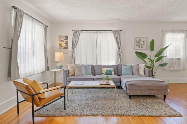 Walk To Beach Restaurants - 5 Guests - Carson, CA